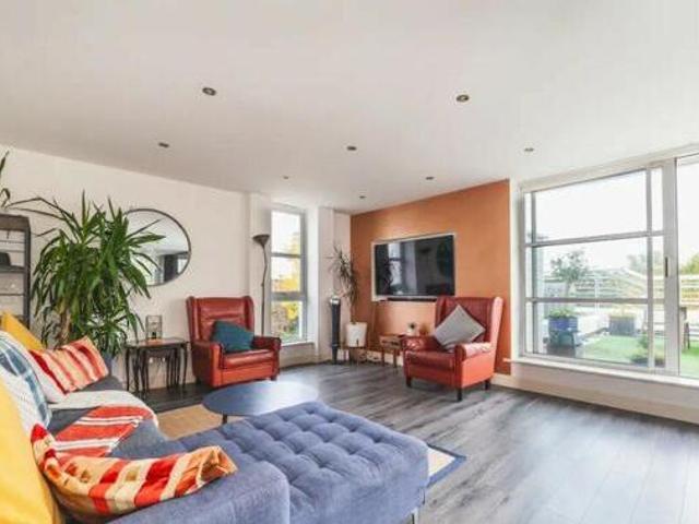 Barrier Point Road, London, 2 Bedroom Apartment