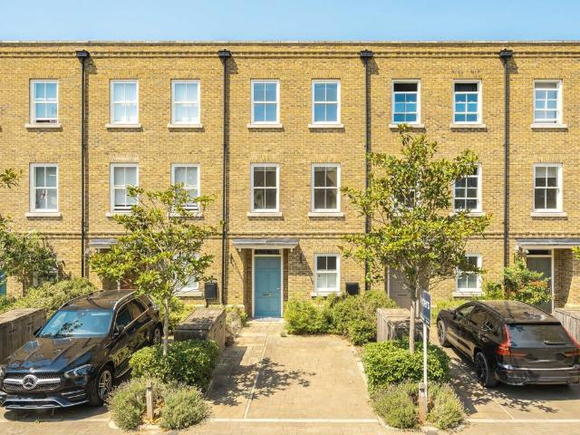 Barrons Chase, Richmond TW10, 3 bed detached house to rent, £5,000 pcm | PrimeLocation