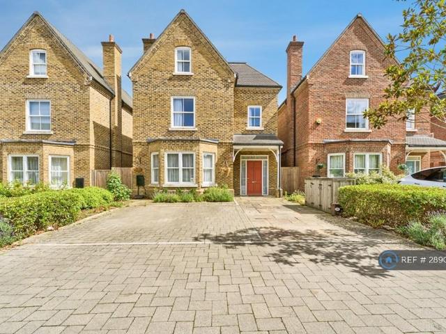 Barrons Chase, Richmond, TW10 5 bed detached house to rent £5,900 pcm £1,362 pw