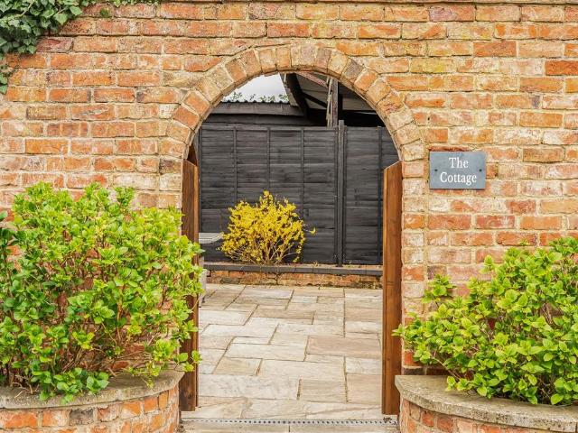Barrow, Cheltenham GL51 2 bed house to rent £1,995 pcm £460 pw