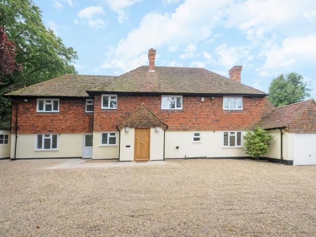 Barrow Lane Tunbridge Wells TN3 5 bed detached house to rent £5,495 pcm £1,268 pw
