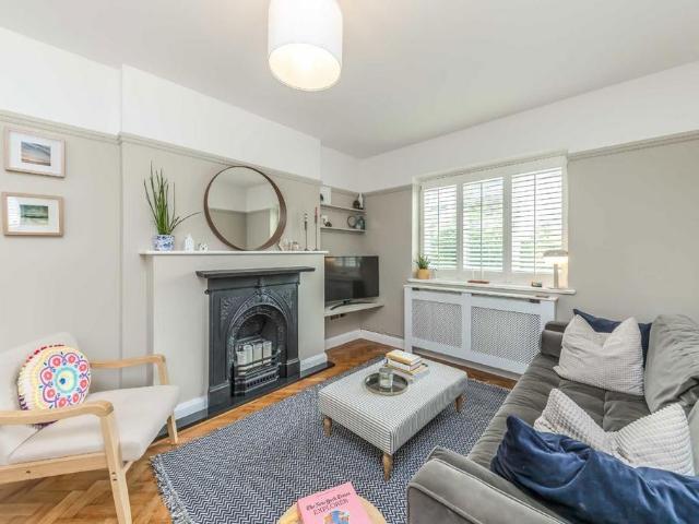 Barrow Road, London SW16 2 bed flat to rent £2,350 pcm £542 pw