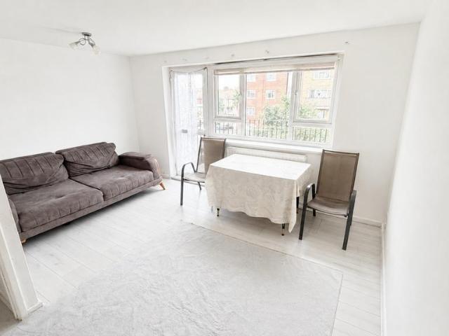 Barrowfield Close, Edmonton Green, N9 2 bed flat to rent £1,850 pcm £427 pw