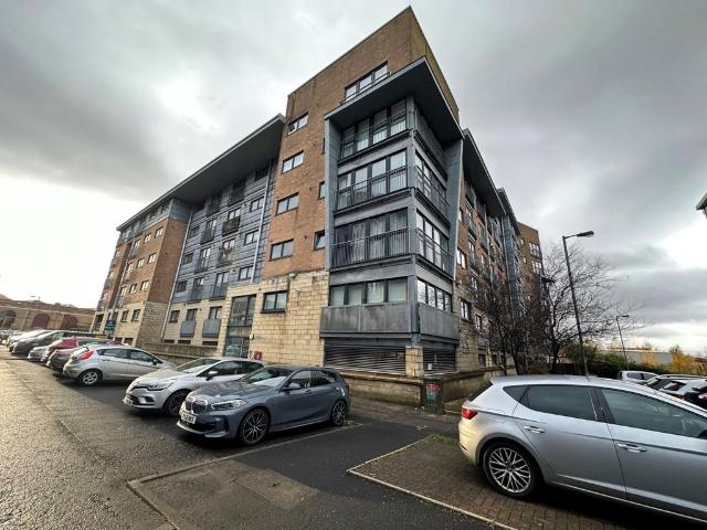 Barrland Street, Glasgow, G41 2 bed flat to rent £1,260 pcm £291 pw