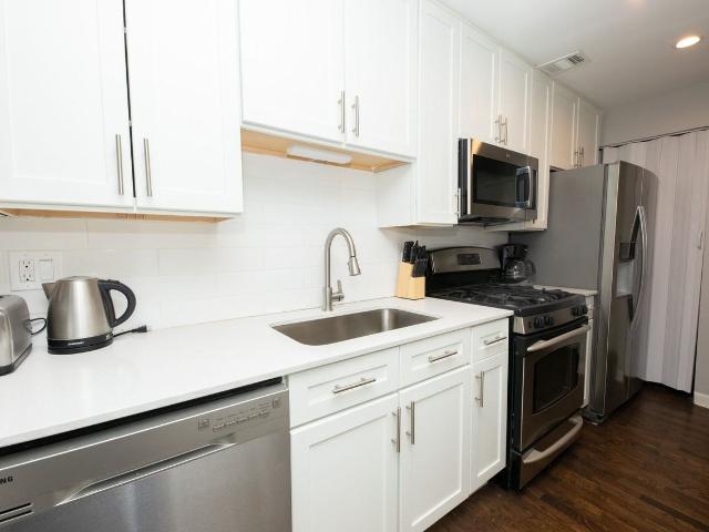 Barry Quad 2 Bedroom Apartment for Rent at 835 W Barry Ave, Chicago, IL 60657 Lakeview