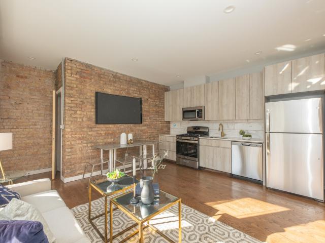 Barry Quad 2 Bedroom Apartment for Rent at 835 W Barry Ave, Chicago, IL 60657 Lakeview