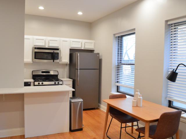 Barry Quad 2 Bedroom Apartment for Rent at 835 W Barry Ave, Chicago, IL 60657 Lakeview