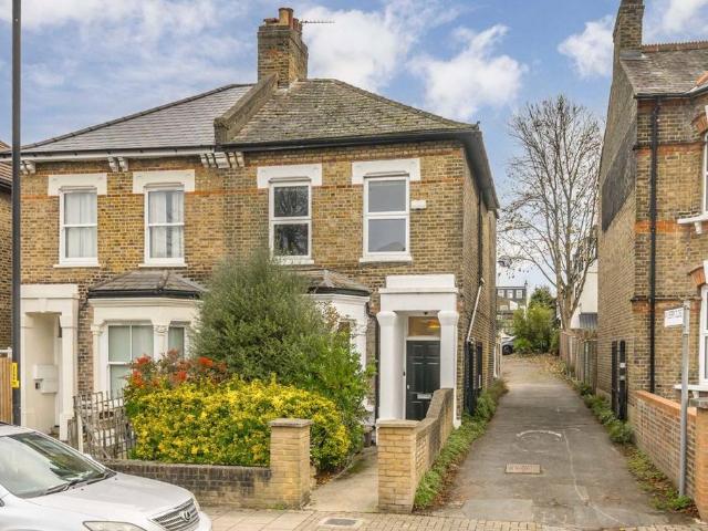Barry Road, London SE22 2 bed flat to rent £2,300 pcm £531 pw
