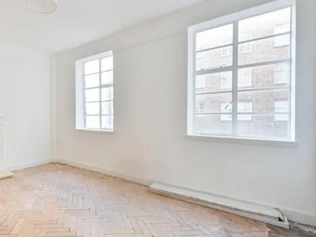 Base Face Pizza, 300 King Street, London, W6 0RR, United Kingdom | Studio apartment for rent #140656288 | Rentberry