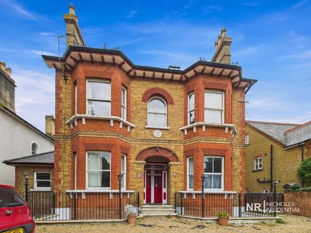 Basement flat, Epsom KT18 4 bed flat to rent £3,000 pcm £692 pw