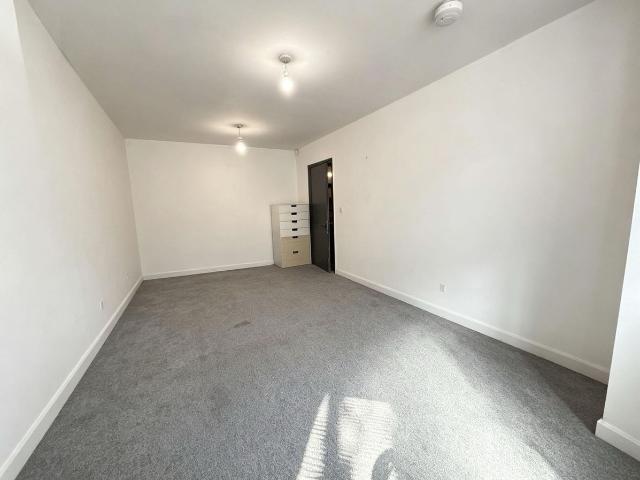 Basement Flat, 147 Hyde Park Road LS6, 1 bed flat to rent, £700 pcm | PrimeLocation