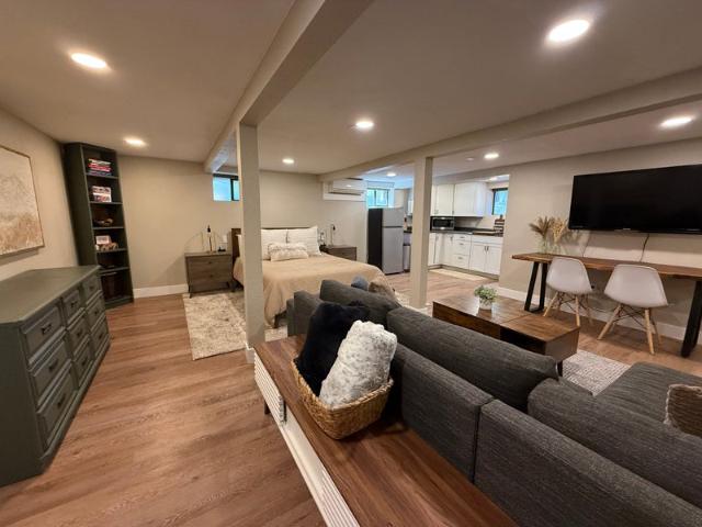 Basement Gem Near Vancouver Waterfront & Downtown