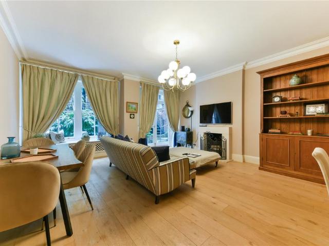 Basil Street, London, SW3 3 bed apartment to rent £6,067 pcm £1,400 pw