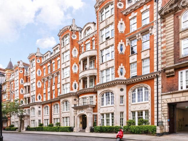 Basil Street, London SW3 3 bed flat to rent £5,633 pcm £1,300 pw
