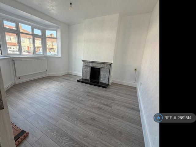 Basildene Road, Hounslow, TW4 3 bed terraced house to rent £2,600 pcm £600 pw