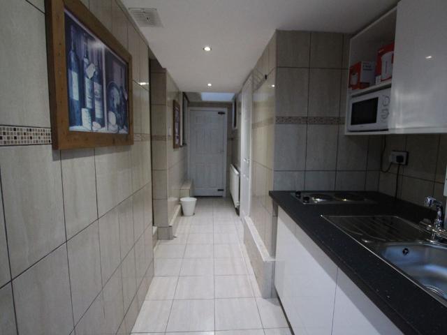 Basildon Avenue, Ilford, Clayhall IG5, Ig6, Studio to rent, £1,000 pcm | PrimeLocation