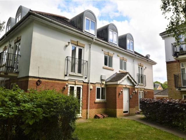 Basildon Close, Watford 3 bed apartment to rent £2,100 pcm £485 pw