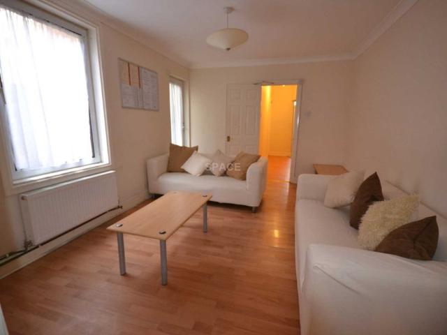 Basingstoke Road, Reading, Berkshire, RG2 0ET