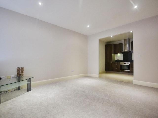 Basingstoke Road, Reading RG2, 1 bed flat to rent, £1,200 pcm | PrimeLocation