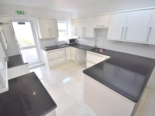 Basingstoke Road, Reading RG2, 5 bed terraced house to rent, £3,500 pcm | PrimeLocation