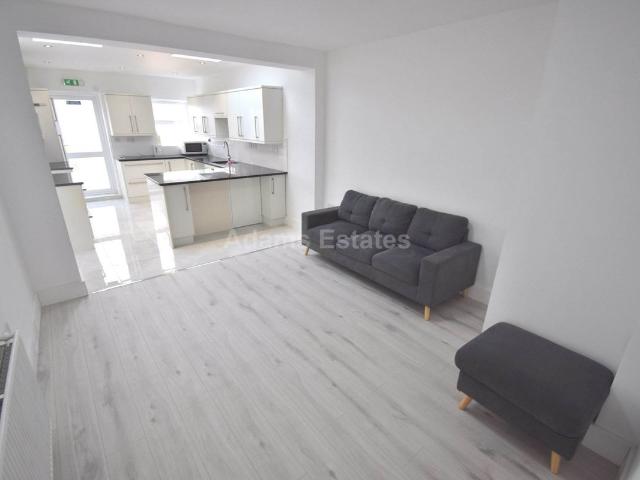 Basingstoke Road, Reading RG2, 5 bed terraced house to rent, £3,500 pcm | PrimeLocation