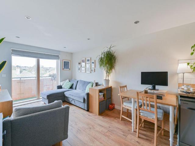 Bassett House, Wimbledon, London, SW19 1 bed flat to rent £2,600 pcm £600 pw