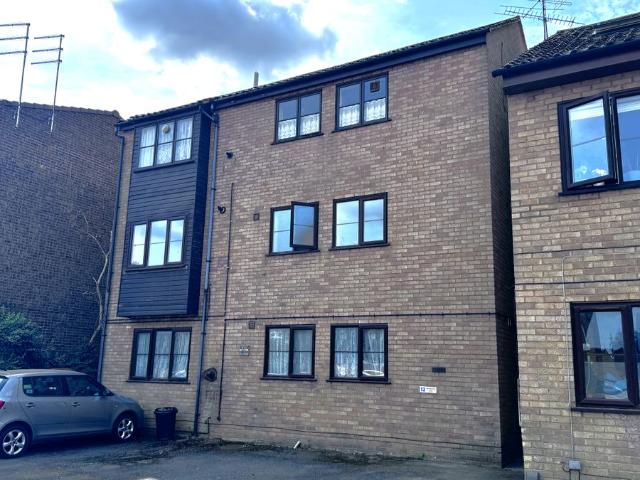Bassett Road, Leighton Buzzard LU7, 2 bed flat to rent, £1,150 pcm | PrimeLocation