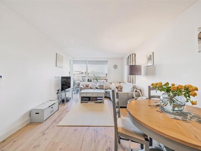 Basset Court, Smithfield Square, Hornsey N8, 2 bed flat to rent, £2,400 pcm | PrimeLocation