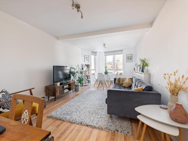 Battersea Church Road, London, SW11 1 bed flat to rent £2,050 pcm £473 pw