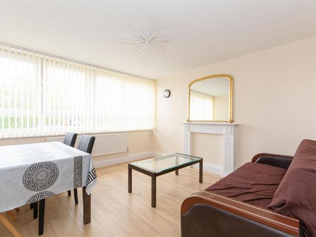 Battersea Bridge Road, Battersea SW11 1 bed flat to rent £2,150 pcm £496 pw