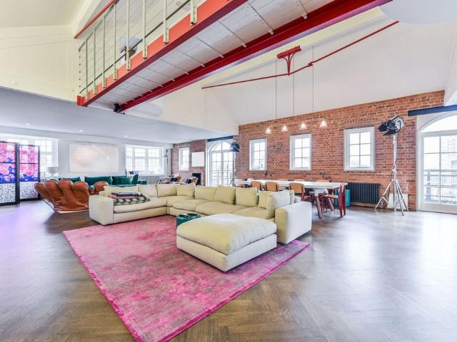 Battersea High Street, SW11. 3 bed flat to rent £10,400 pcm £2,400 pw