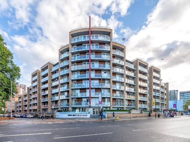 Battersea Park Road, Battersea Park, London SW8, 1 bed flat to rent, £2,450 pcm | PrimeLocation