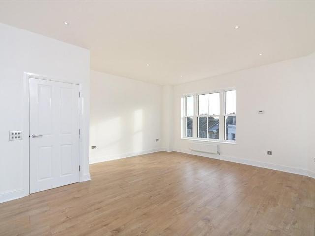 Battersea Park Road, Battersea, SW11 2 bed apartment to rent £2,800 pcm £646 pw