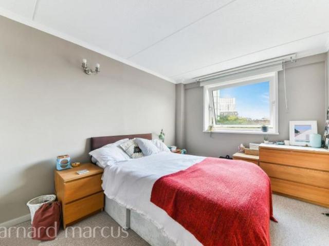 Battersea Park Road, London 2 bed apartment to rent £2,350 pcm £542 pw
