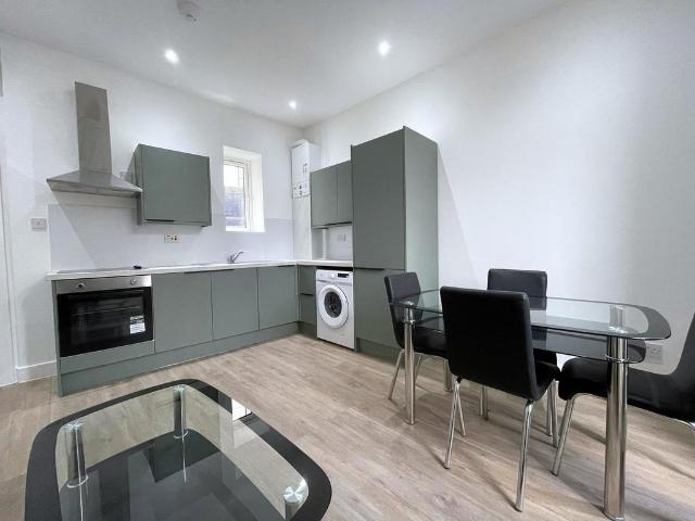 Battersea Park Road, London 3 bed flat to rent £3,000 pcm £692 pw