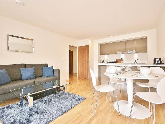 Battersea Park Road, London, SW11 1 bed apartment to rent £2,150 pcm £496 pw