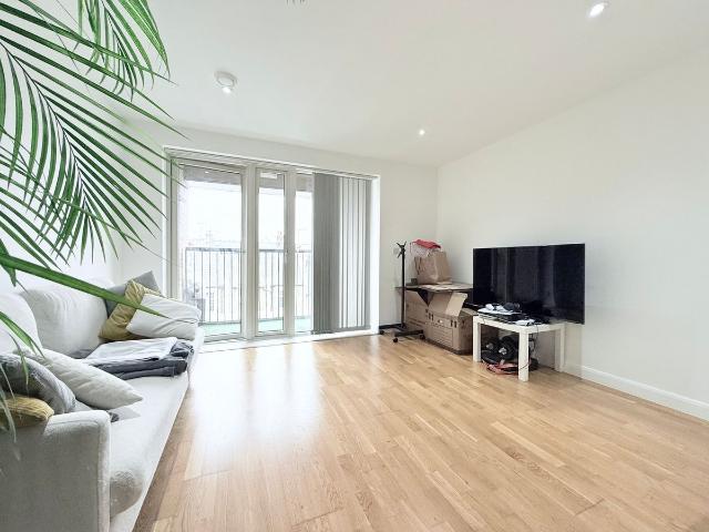Battersea Park Road, London SW11, 1 bed flat to rent, £2,000 pcm | PrimeLocation