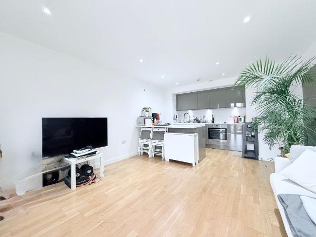 Battersea Park Road, London SW11, 1 bed flat to rent, £2,000 pcm | PrimeLocation