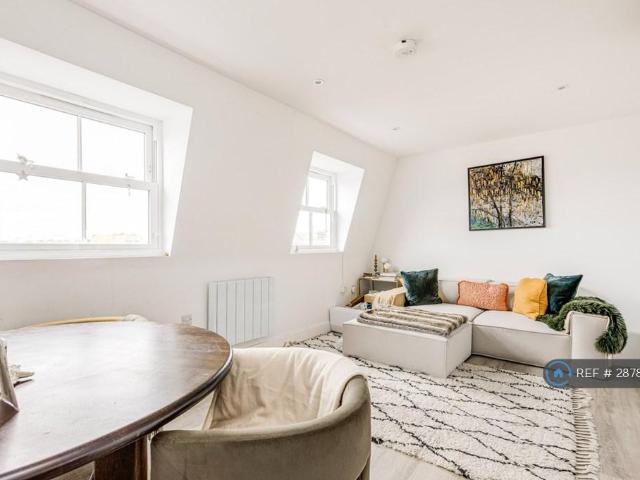Battersea Park Road, London, SW11 1 bed flat to rent £2,300 pcm £531 pw