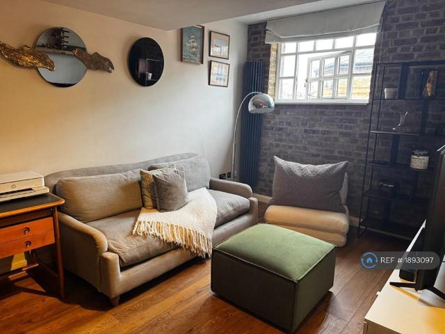 Battersea Park Road, London, SW11 1 bed flat to rent £2,480 pcm £572 pw