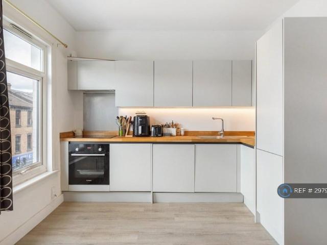 Battersea Park Road, London, SW11 2 bed flat to rent £2,400 pcm £554 pw
