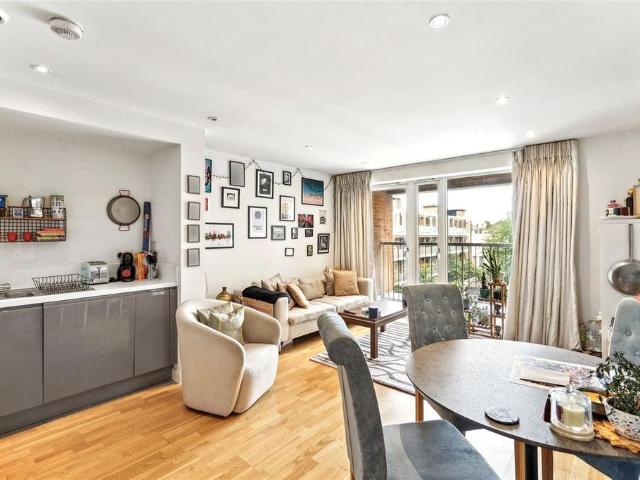 Battersea Park Road, London SW11 2 bed flat to rent £3,000 pcm £692 pw