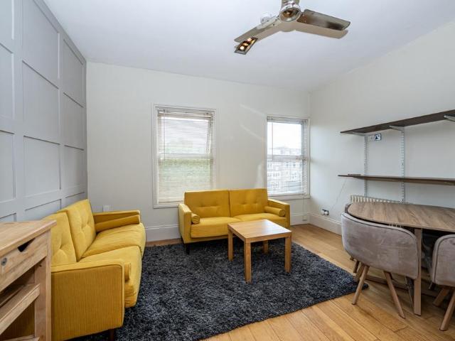 Battersea Park Road, London SW11 4ND 3 bed flat to rent £3,000 pcm £692 pw