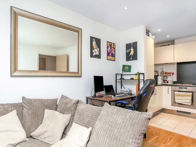 Battersea Park Road, London, SW8 4DA