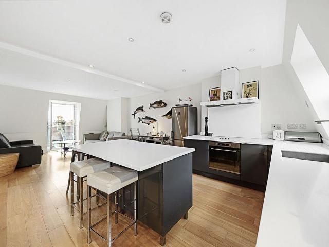Battersea Park Road, SW11, Battersea. 2 bed flat to rent £3,000 pcm £692 pw