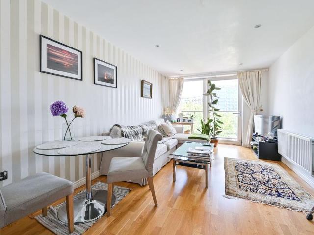 Battersea Park Road, SW8, Nine Elms. 2 bed flat to rent £3,250 pcm £750 pw