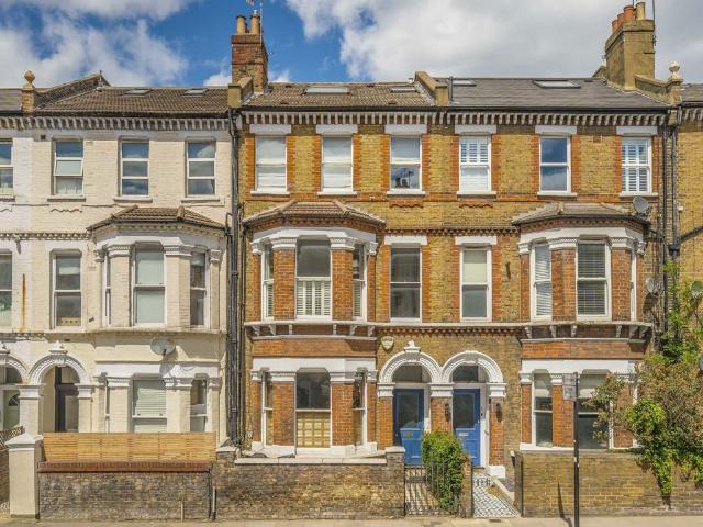 Battersea Rise, Battersea SW11, 2 bed flat to rent, £2,950 pcm | PrimeLocation
