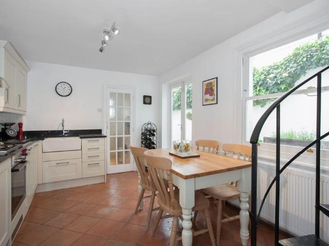Battersea Rise, London, SW11 1 bed flat to rent £2,300 pcm £531 pw