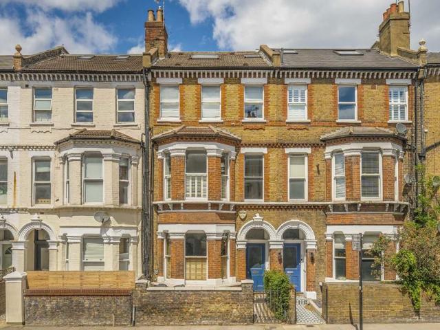 Battersea Rise, London SW11 2 bed flat to rent £2,750 pcm £635 pw