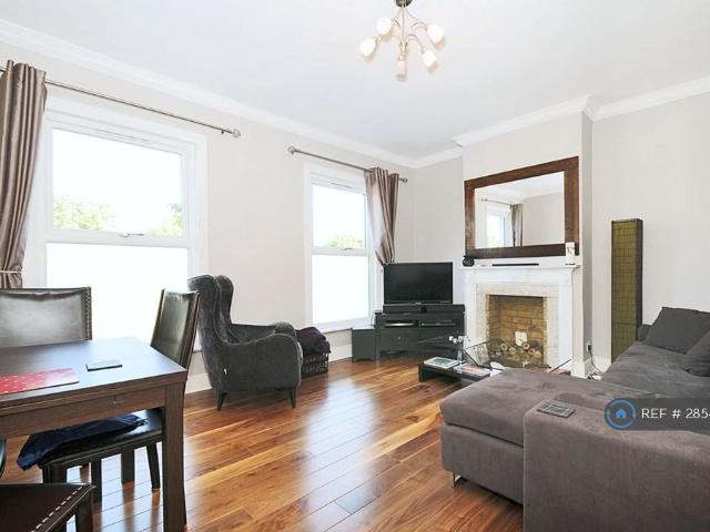 Battersea Rise, London, SW11 3 bed flat to rent £3,500 pcm £808 pw